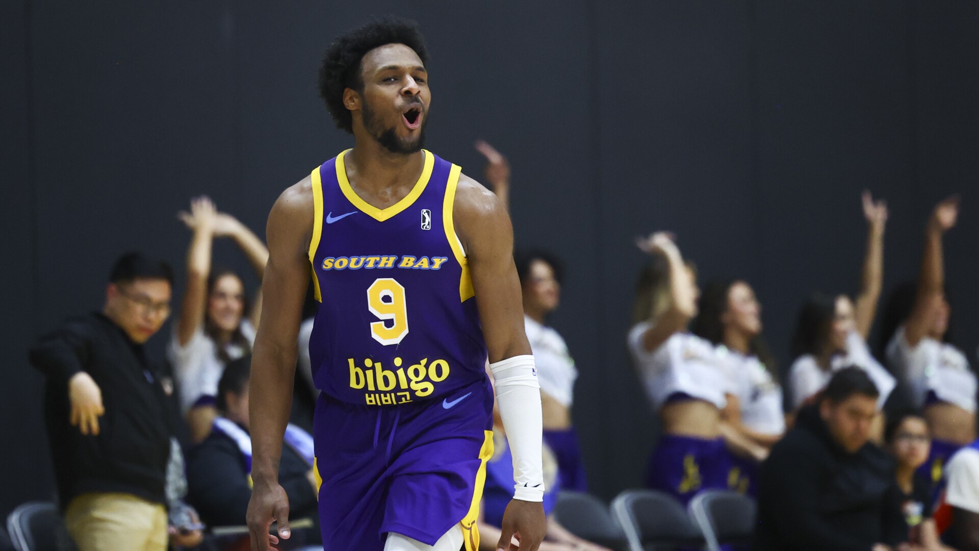 Bronny James catches a body with monster slam in G-League game