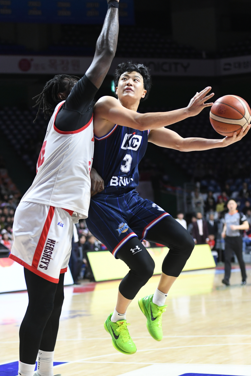 ‘허웅 3점 5개·21점 폭발’ KCC, ‘10연승’ 선두 SK 꺾고 3연승 질주…반등 성공