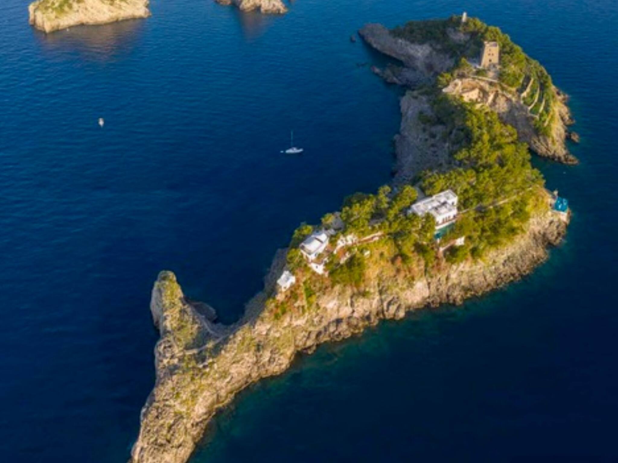 Italien: Diese Insel sieht aus wie ein Delfin - was du auf Gallo Lungo ...