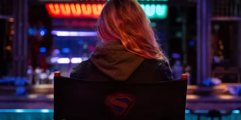 Milly Alcock e James Gunn pubblicano la prima foto dal set di Supergirl