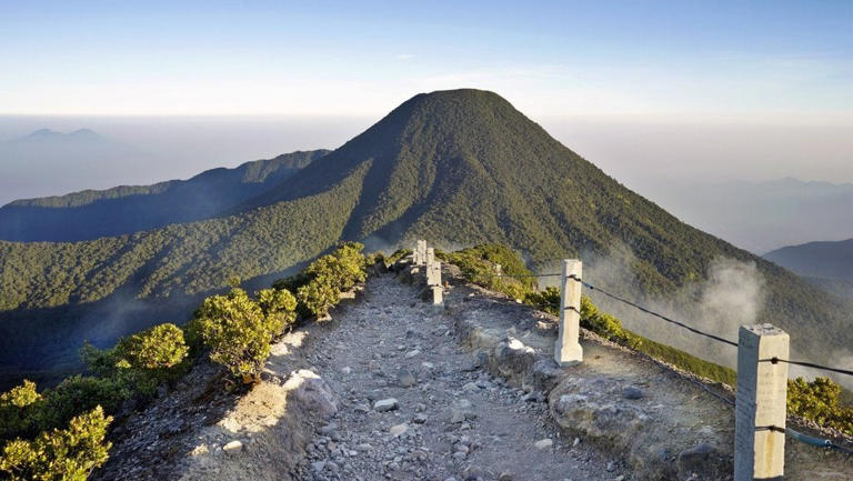 10 Gunung Tertinggi di Jawa Barat, Pangrango hingga Ciremai