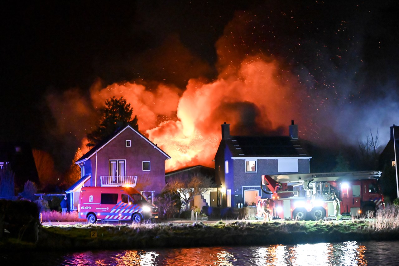 Grote brand in loods Friese Franeker verwoest 17 oldtimers en een boot