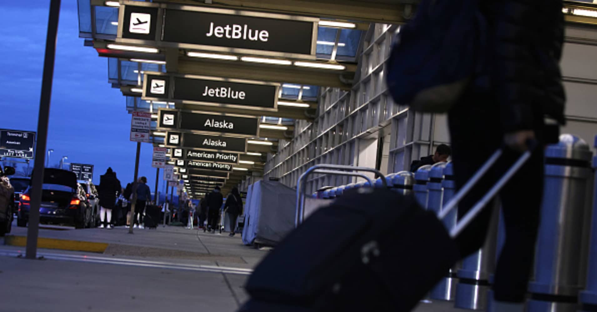 JetBlue offers some pilots early retirement packages, union says