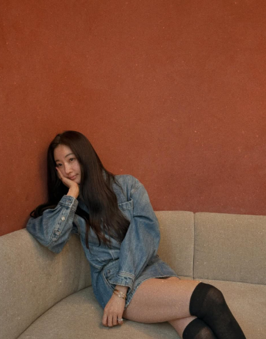 47세 맞아? 김사랑, 아찔한 초미니 청치마룩 '아슬아슬하네'