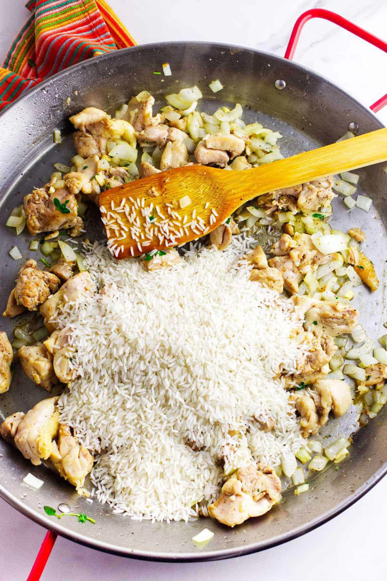 Chicken and chorizo paella (paella valenciana)