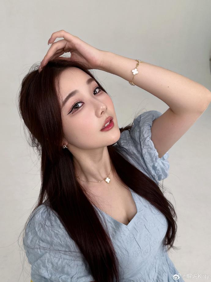 前LPL英文流解说Kitty晒照：想买一件旗袍穿～