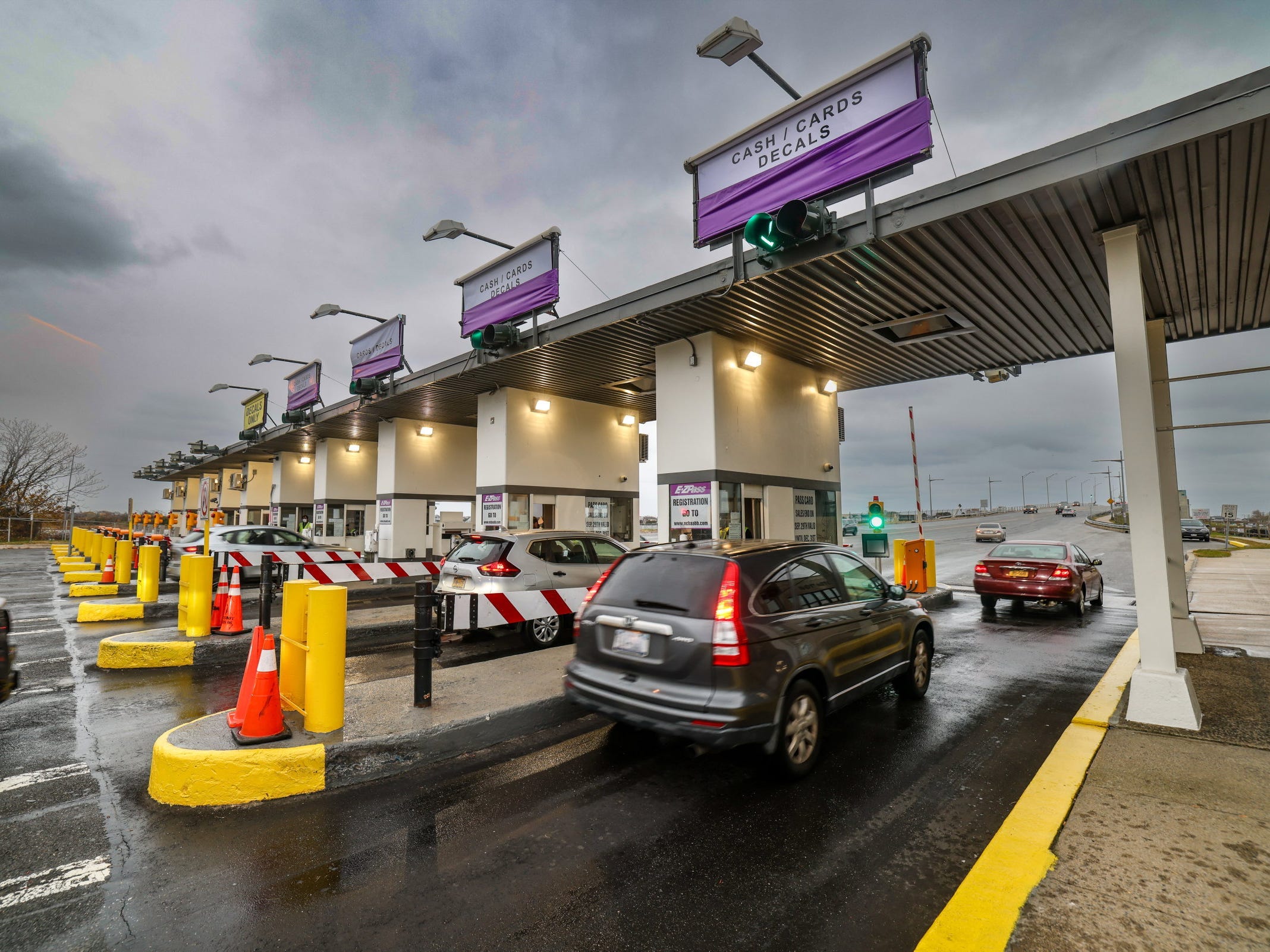 Scammers are now sending fake toll-collection texts to get your bank ...