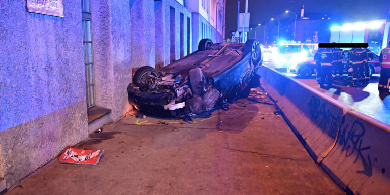 Drei Verletzte: Auto überschlägt sich und kracht gegen Hauswand
