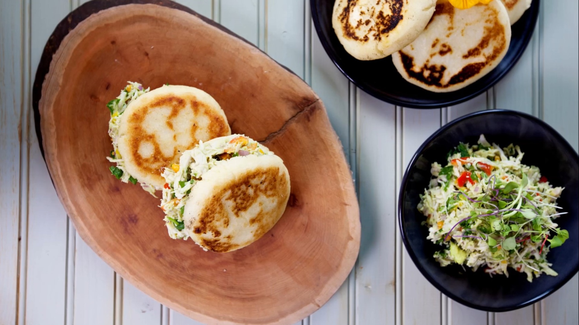 Arepa de salada de frango, uma fusão de sabores