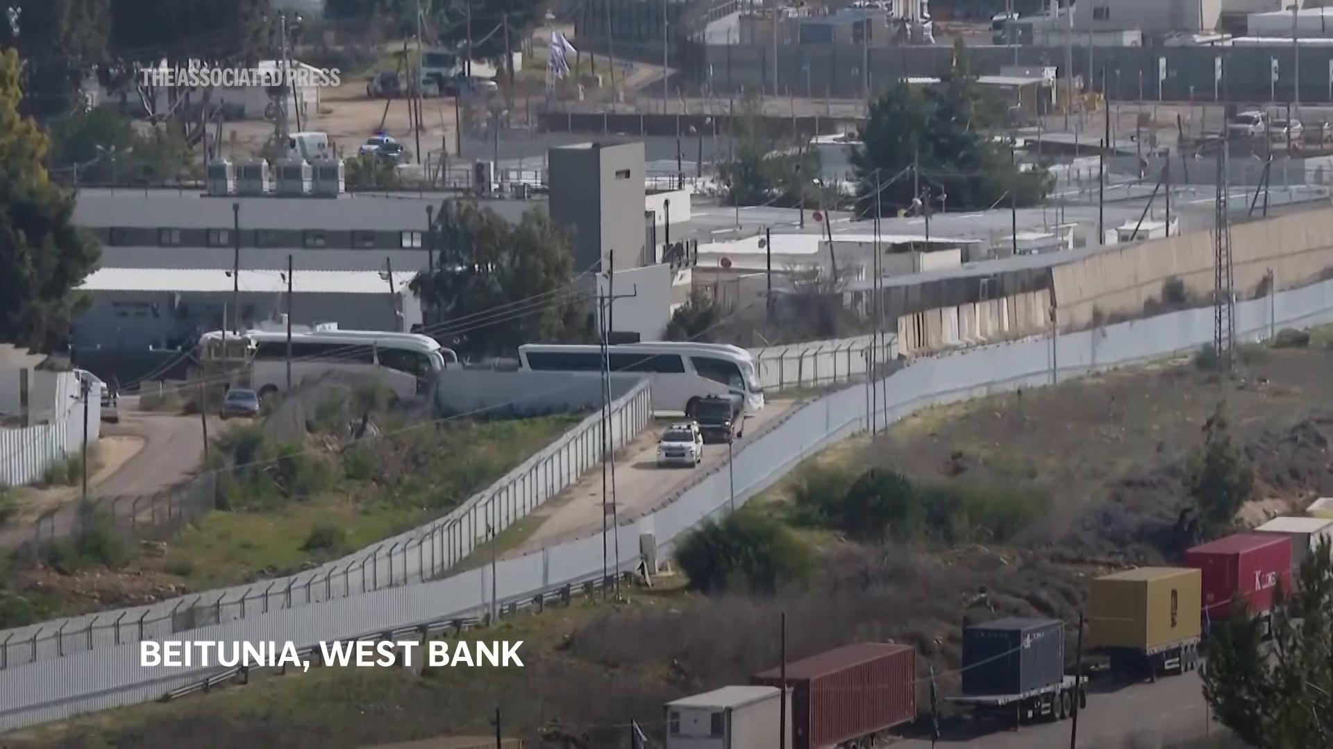 Convoy of buses leaves Ofer prison carrying Palestinian prisoners to ...