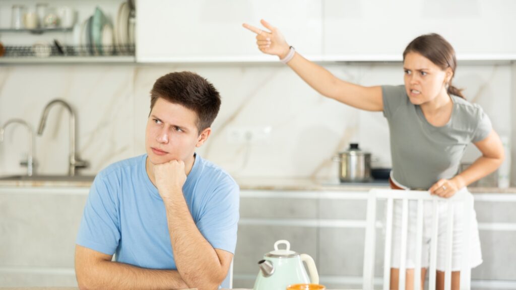 18 Reasons Siblings Grow Apart Through the Years