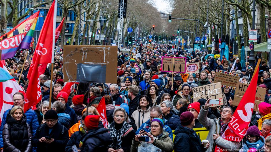 Germany: Thousands march as AfD election campaign begins