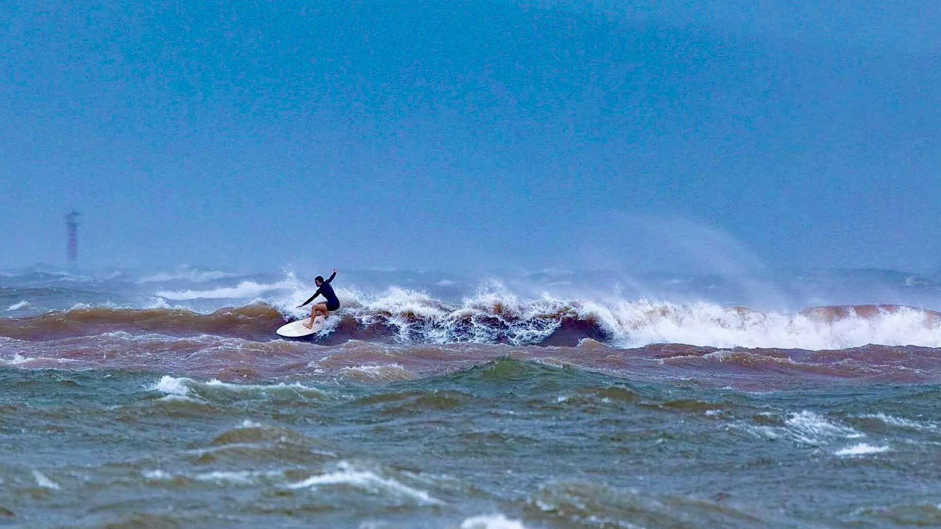 West Australian surfers thrilled as Cyclone Sean brings swell to Pilbara