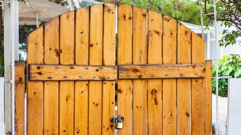 13 Unique Ideas To Create A Fence Gate That Makes A Big Statement About ...