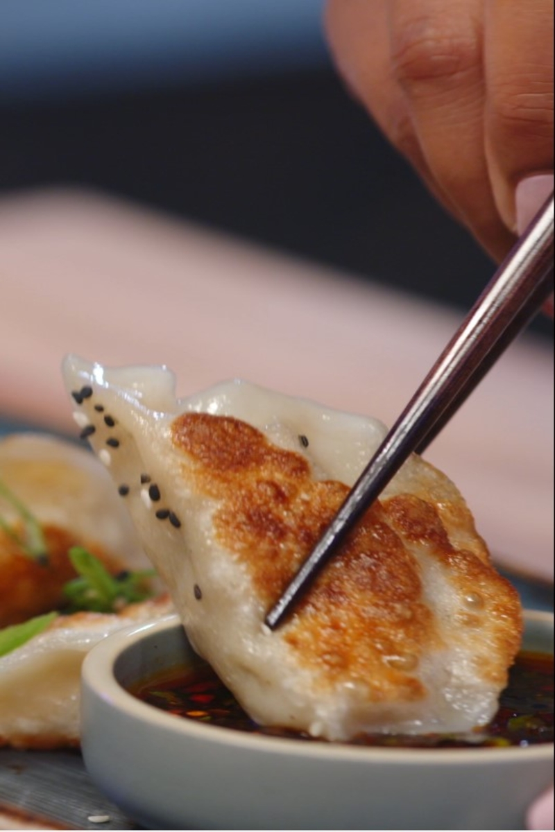 Gyoza de frango e cebolinho com um toque de chilli crocante