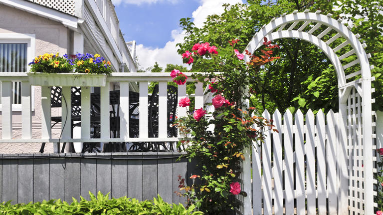 13 Unique Ideas To Create A Fence Gate That Makes A Big Statement About ...