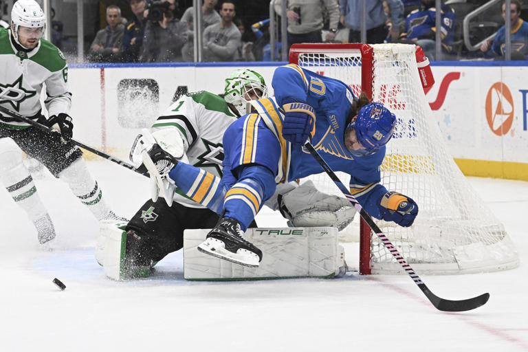 DeSmith stops 33 shots in his 2nd shutout of the season as Stars top ...