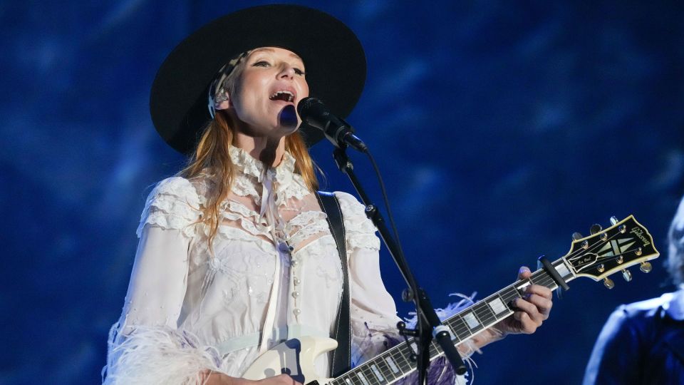 Jewel answers critics who felt ‘let down’ by her decision to perform at ...