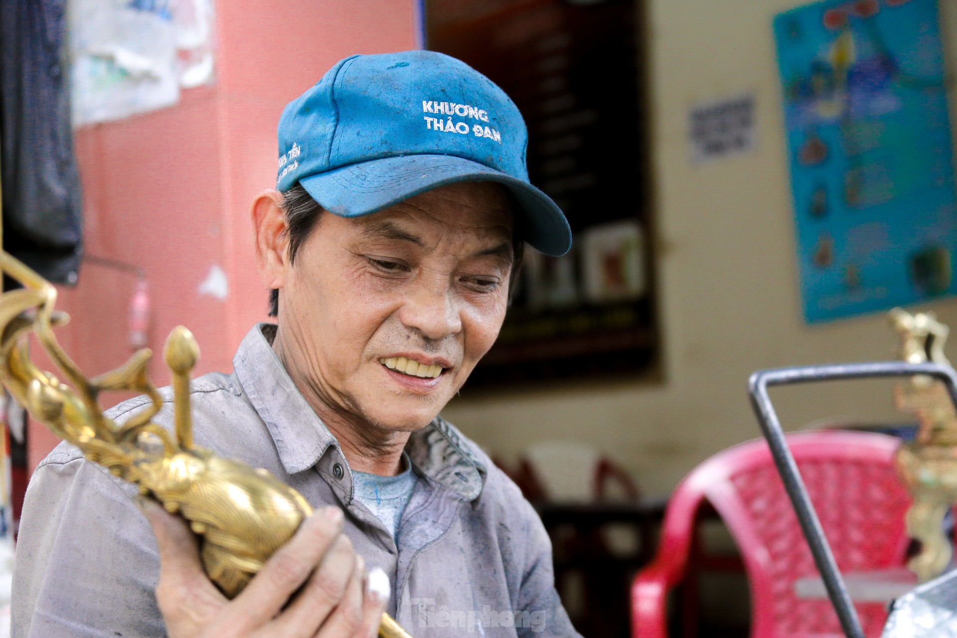 Nghề 'thay áo mới' cho lư đồng hốt bạc ngày Tết