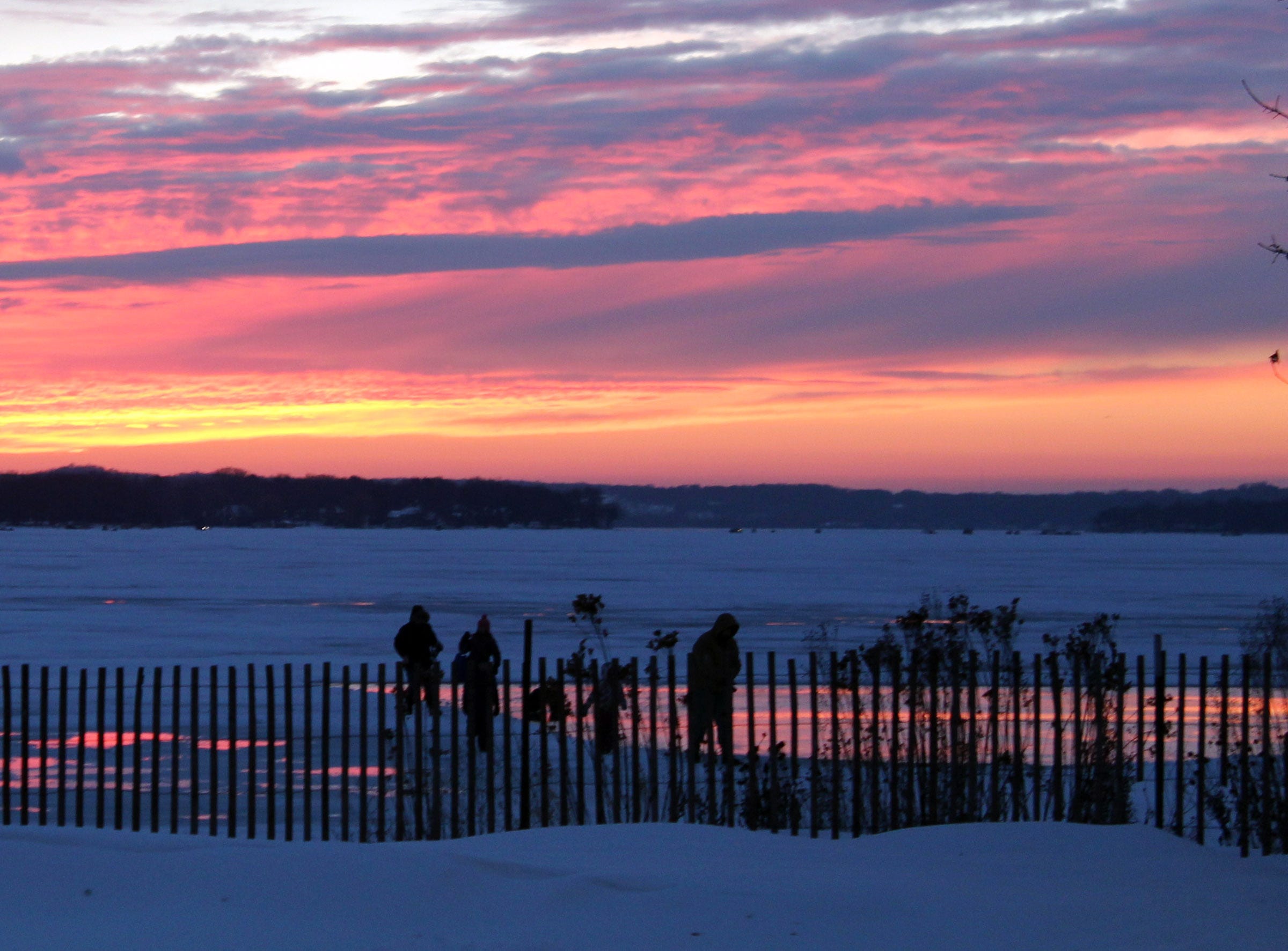 Man dies after falling through ice on Pewaukee Lake