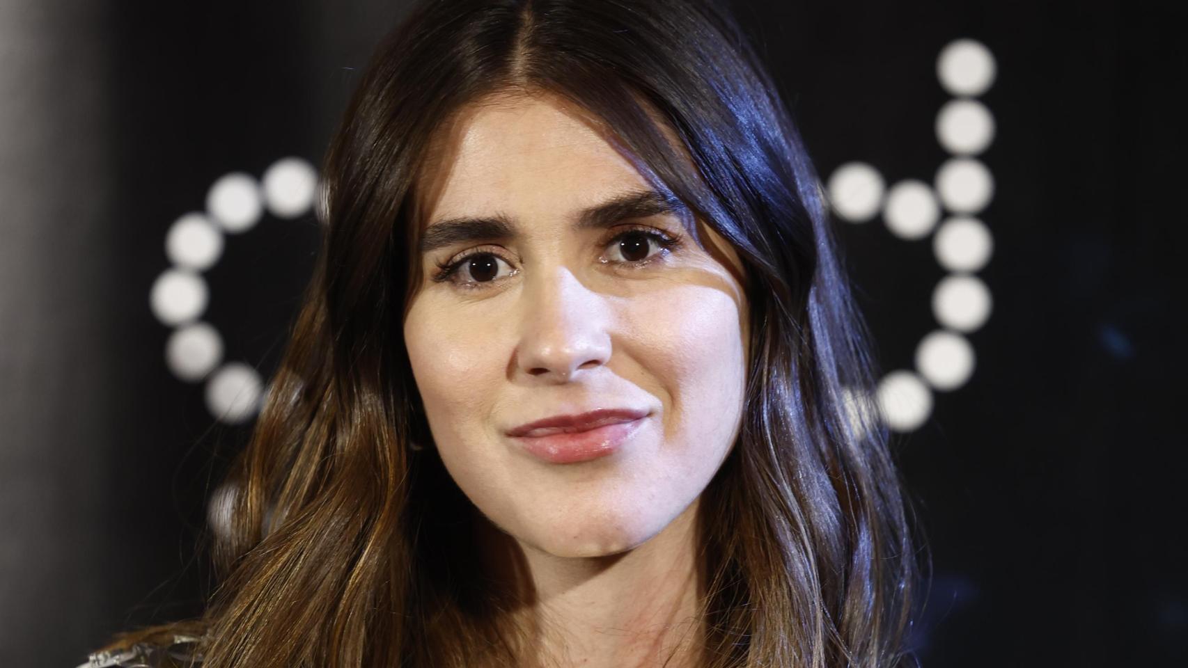 Copia el sencillo look de Mery Turiel para el día a día: jersey gris ...