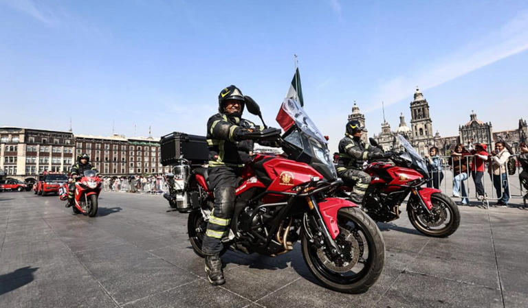 FOTOS: Bomberos reciben muestras de apoyo durante desfile en la CDMX