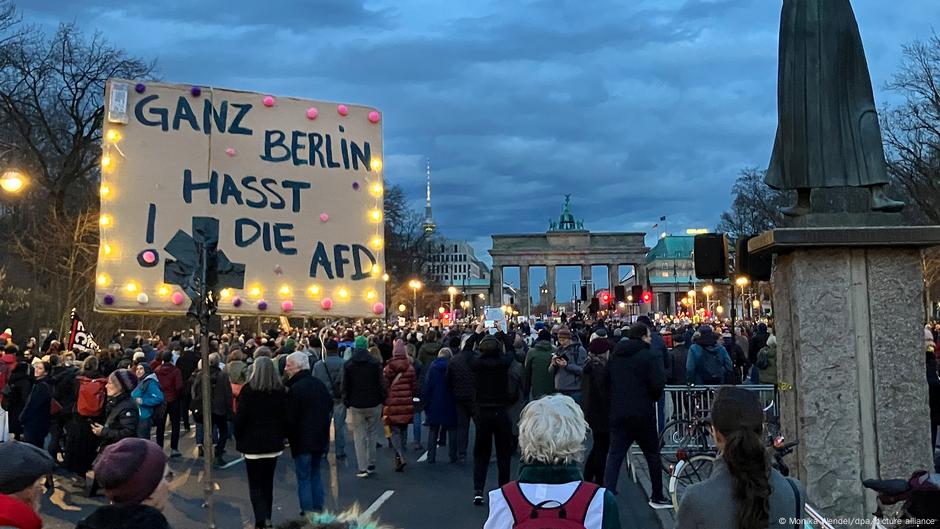 Germany: Thousands march as AfD election campaign begins