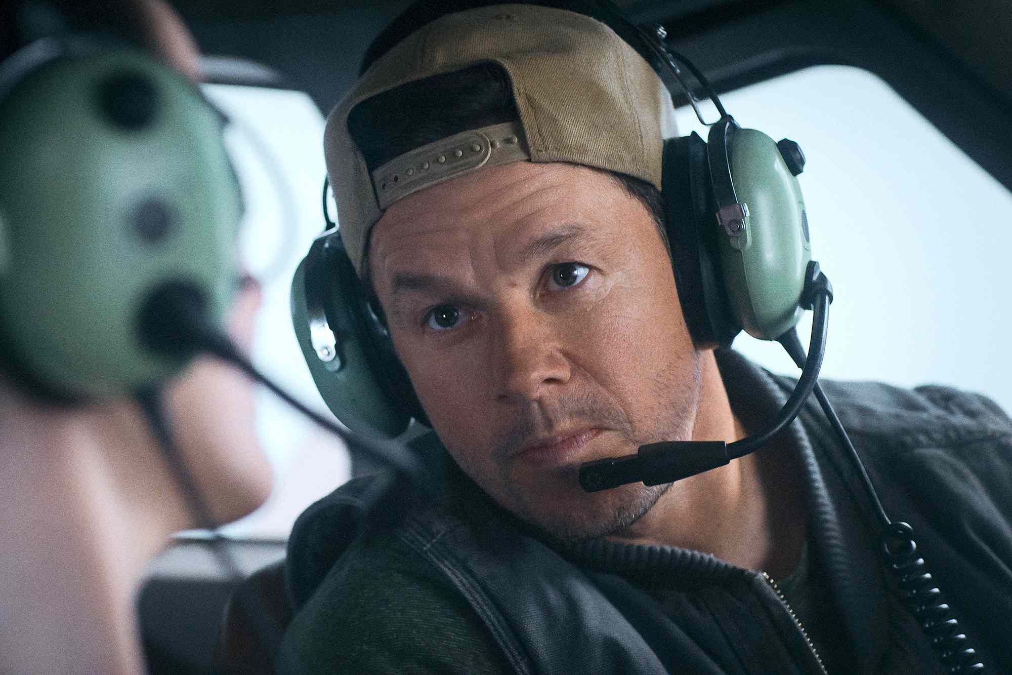 Mark Wahlberg apologized to “Flight Risk ”cast for being 'locked into ...