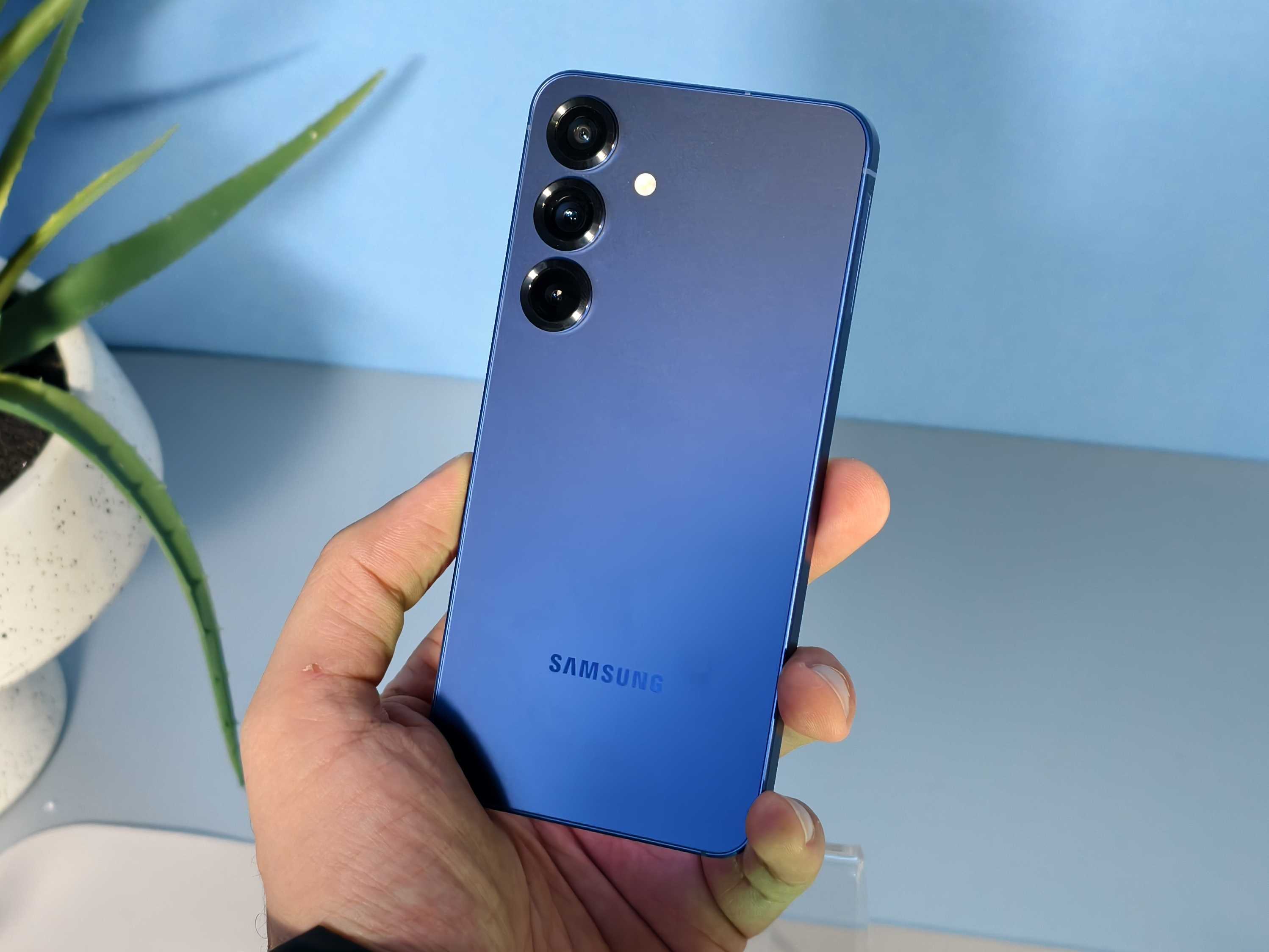 Does the Samsung Galaxy S25 have an SD card slot?