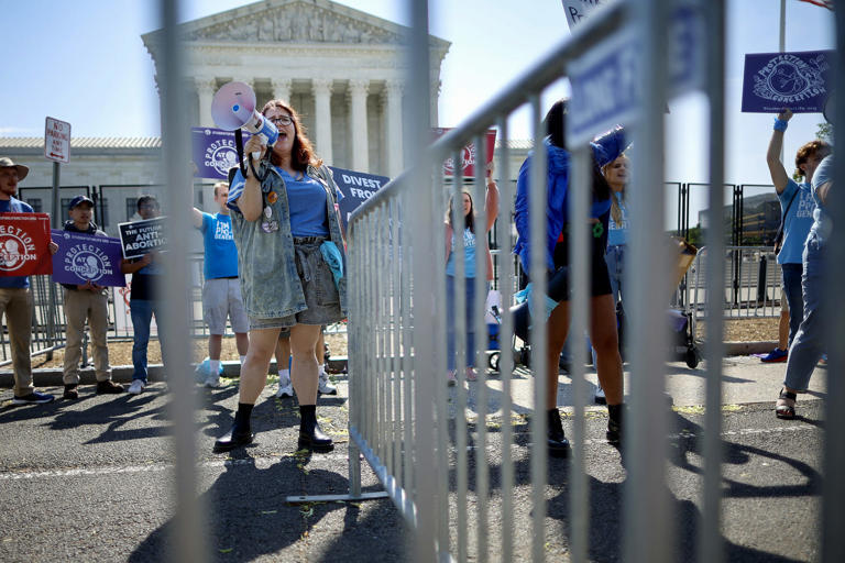 Trump storms Washington with hundreds of pardons — and he might not be done