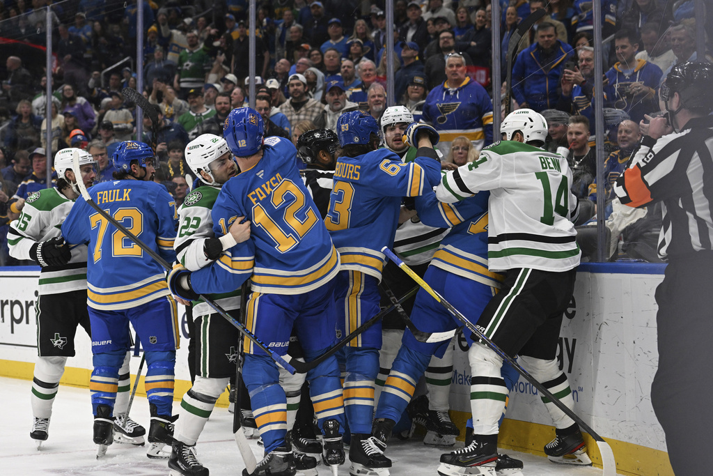 DeSmith stops 33 shots in his 2nd shutout of the season as Stars top ...