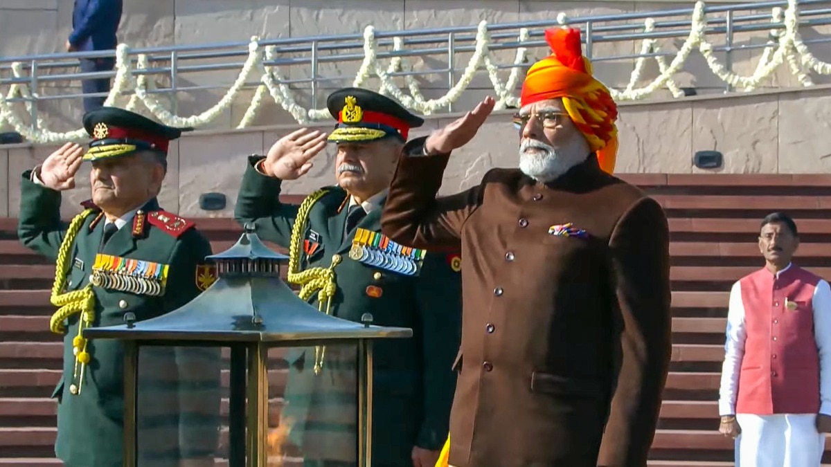 PM Modi wears vibrant multicoloured turban for 76th Republic Day ...