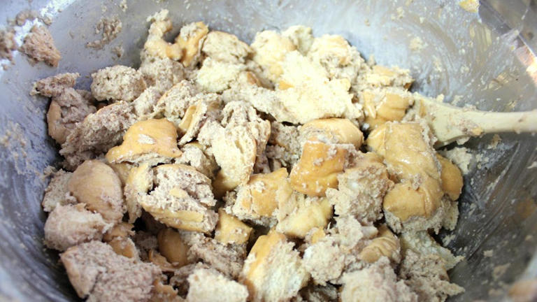 Cooking The Bread Pudding In A Crock Pot Makes This One Easy Dessert ...