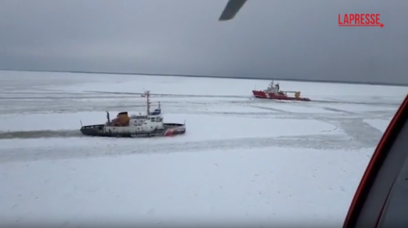 La nave bloccata nel ghiaccio sul lago Erie, negli Usa, con 17 persone ...