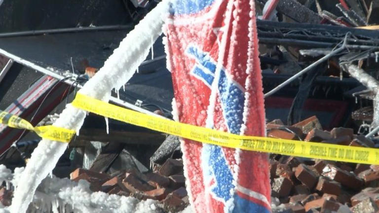 Smash-and-grab burglars target Chicago Loop Foot Locker store