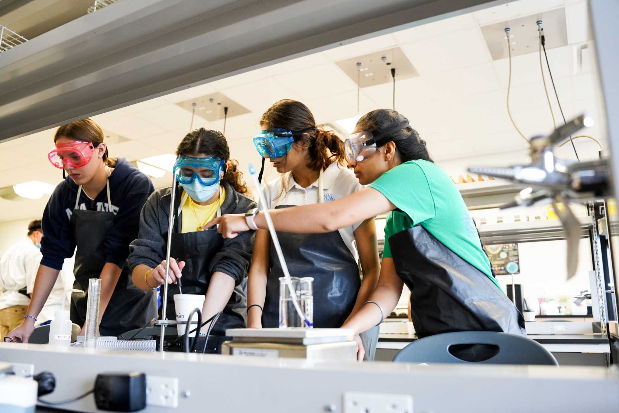 'A wake up call:' Less than 20% of HISD students earn living wages 6 years after graduation ...