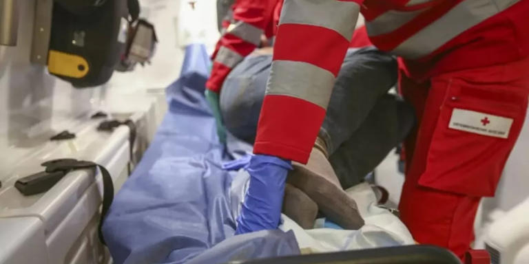 Autofahrerin (48) bei schwerem Unfall in Fahrzeug eingeklemmt