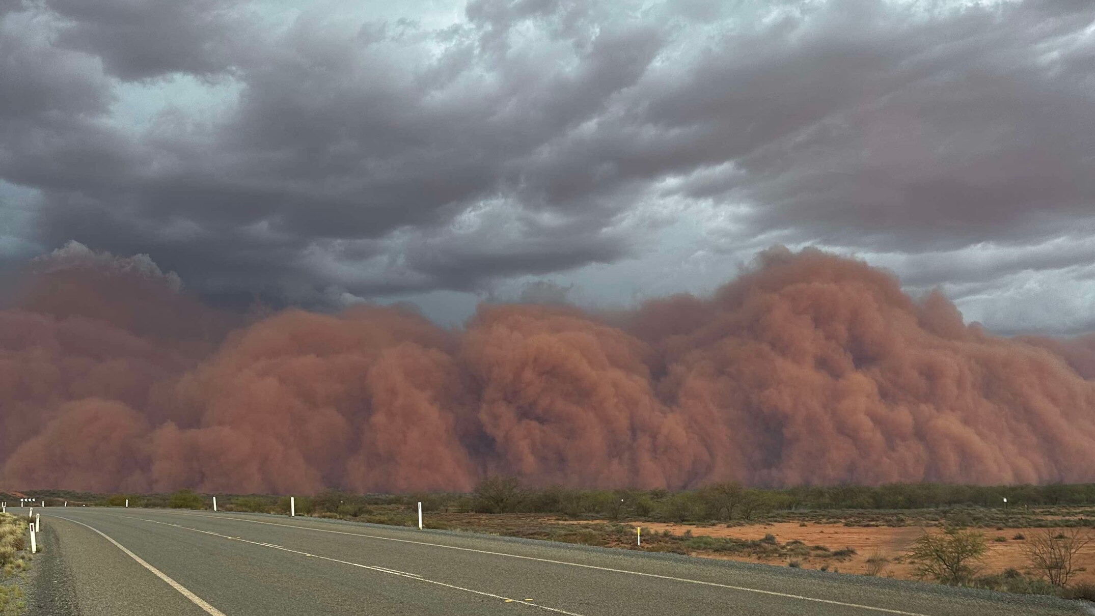 Wild weather brings spectacular dust storm to Onslow in WA's Pilbara