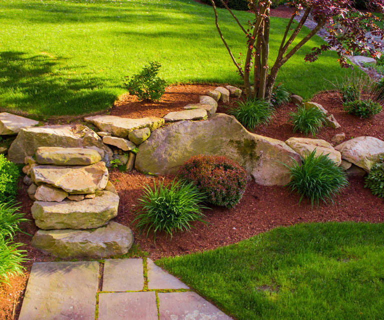 Front yard landscaping ideas with rocks and mulch – 8 expert and ...