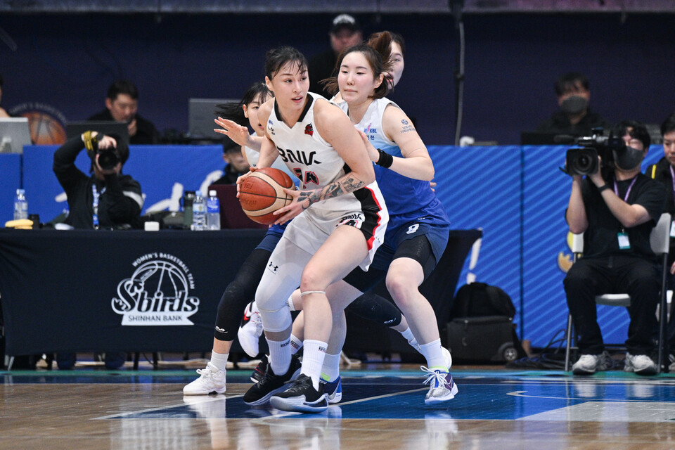 '경기 종료 0.7초 전 역전' BNK, 2연패 탈출하며 선두 탈환… 신한은행에 68-67 진땀승