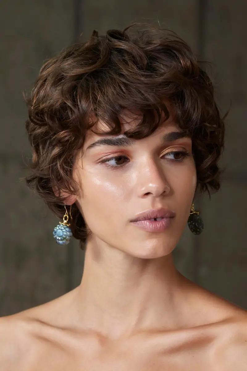 15 cortes de pelo bixie para cabello rizado que potencian el patrón del ...