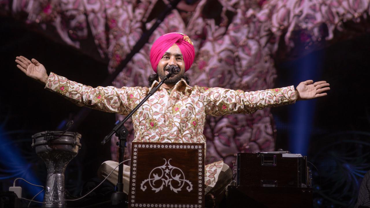 Satinder Sartaaj mesmerises Mumbai with a soulful evening at NSCI Dome ...