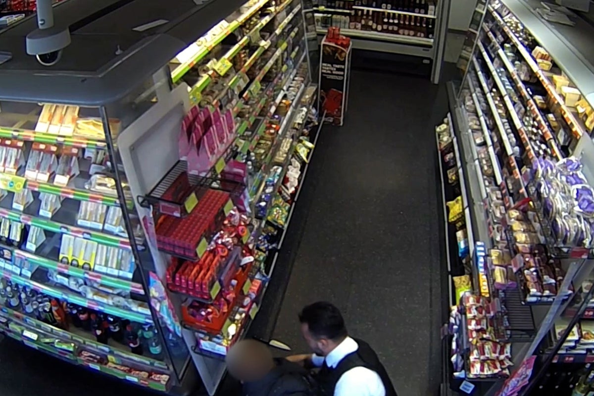 Praise for ‘brave’ police officer who tackled knife-wielding suspect alone