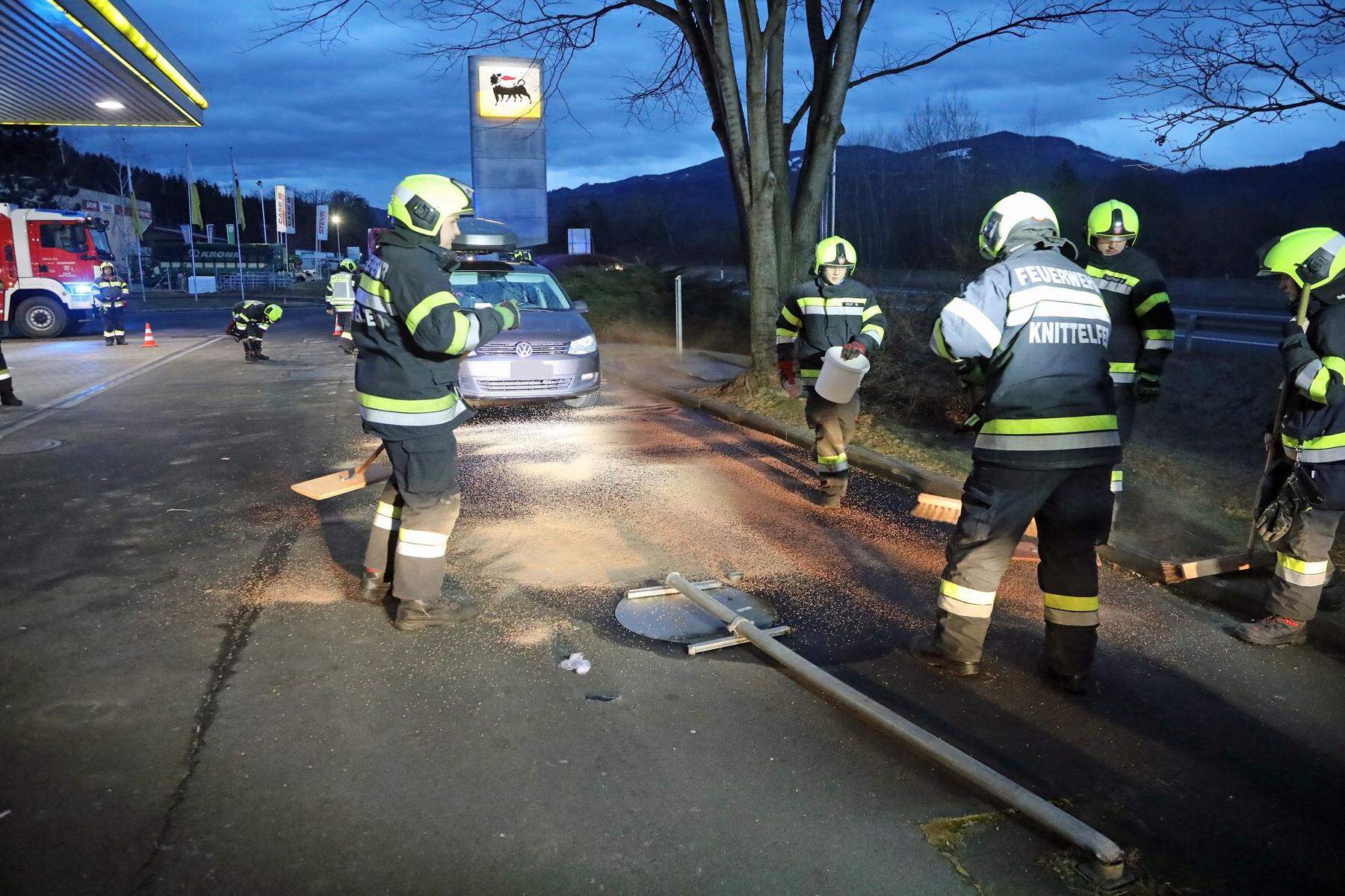 St. Marein: Auto verlor Treibstoff: Feuerwehr verhinderte Schlimmeres