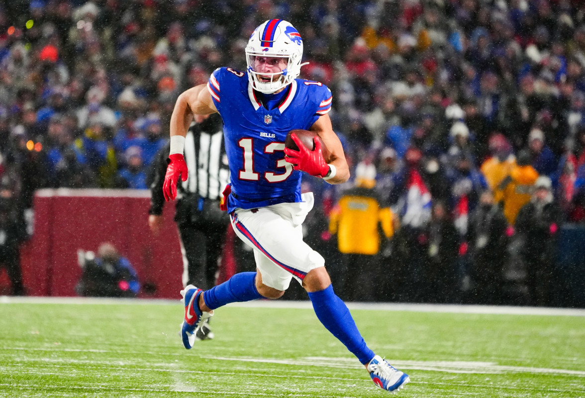 New Patriots WR Mack Hollins Makes Head-Turning Entrance