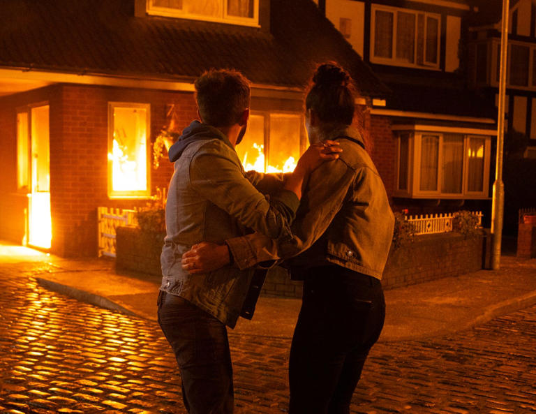 Coronation Street confirms who doubts David in fire mystery