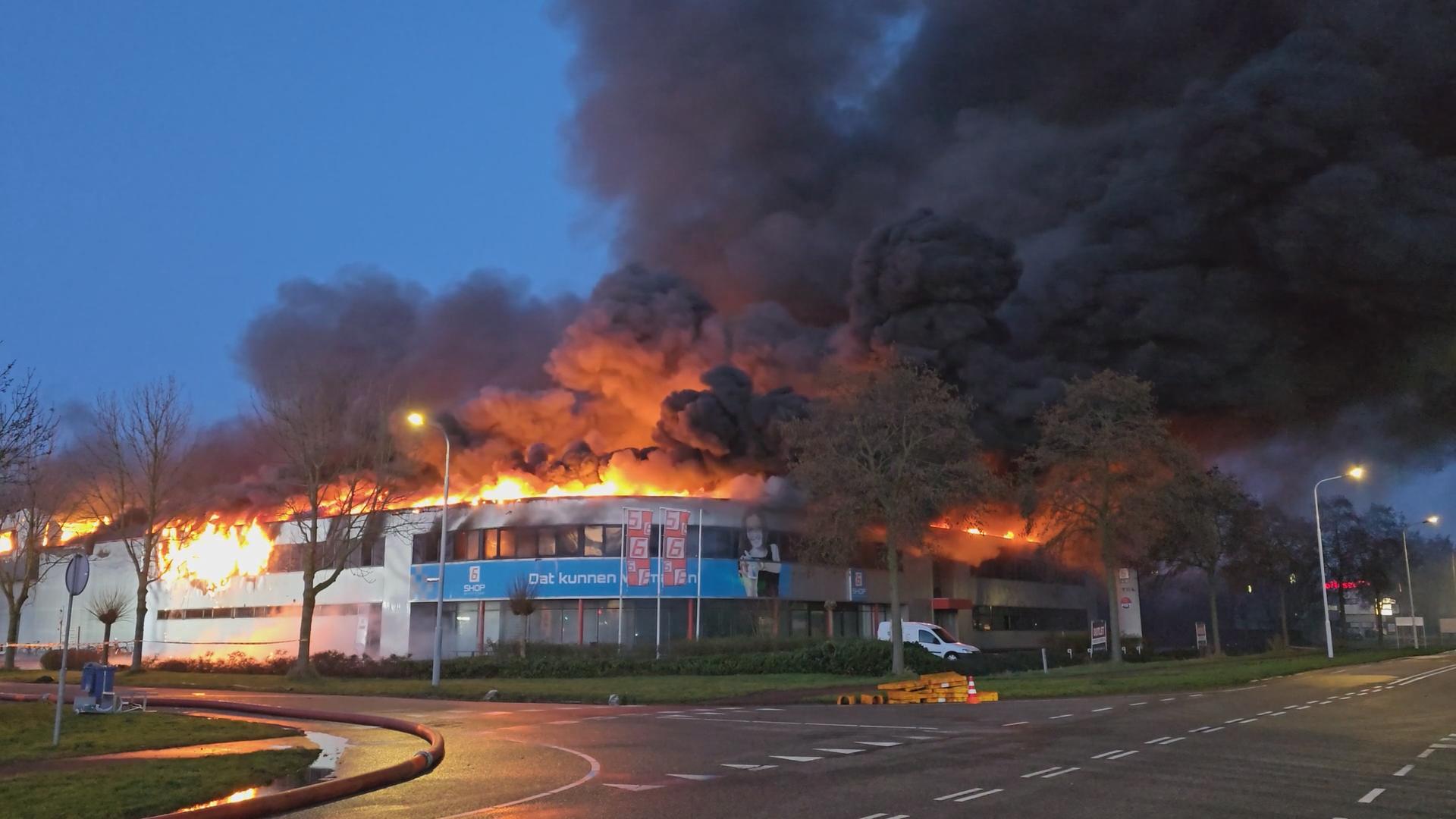 Dit pand in Goes staat al meer dan 24 uur in brand, blussen duurt nog uren