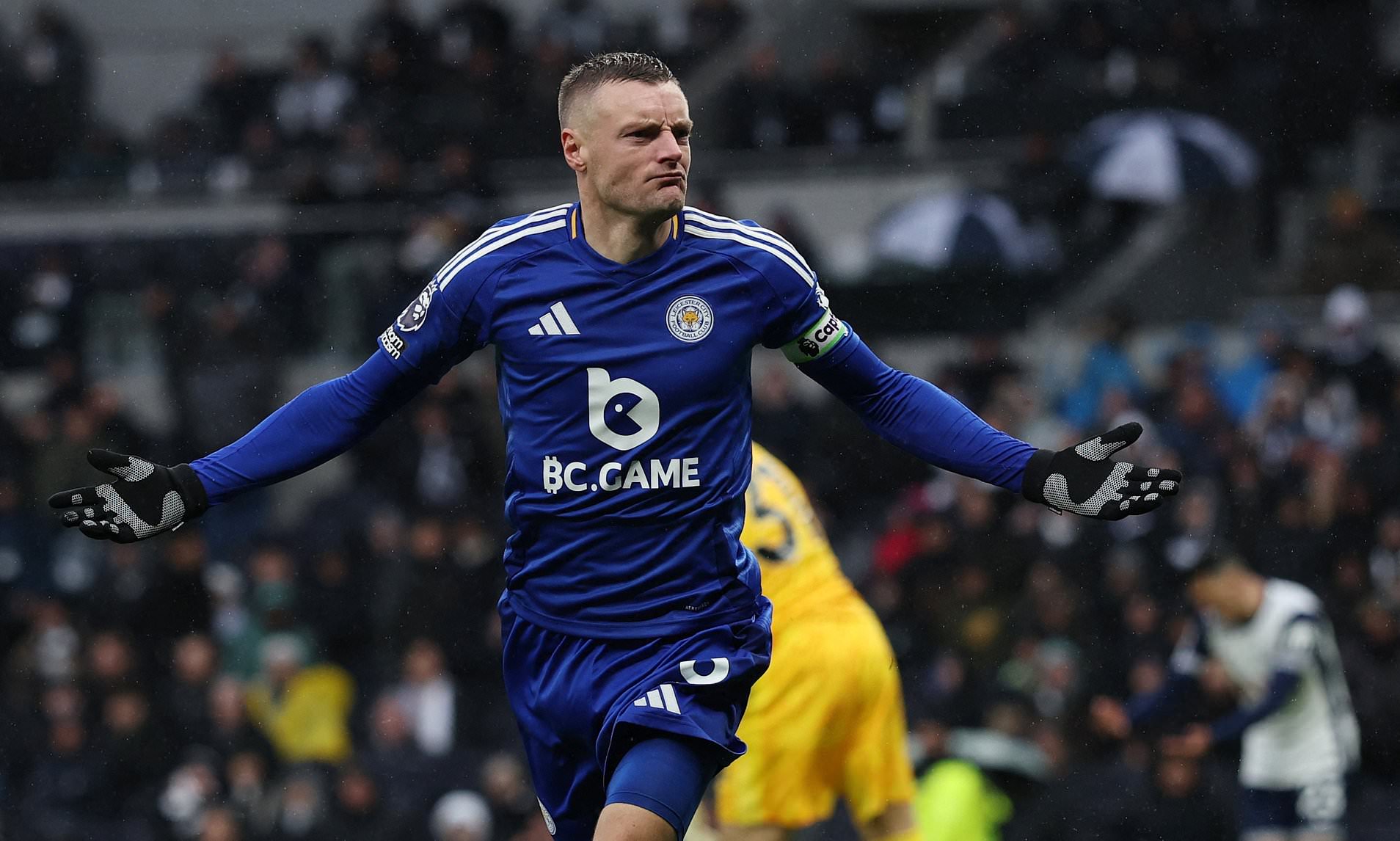 Jamie Vardy mocks Tottenham fans with hilarous hand gesture after ...