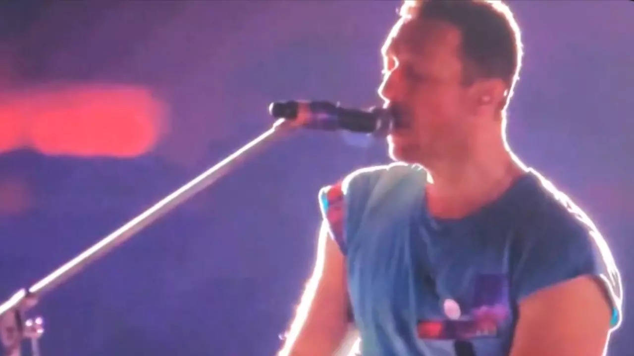 Chris Martin sings 'Vande Mataram' and 'Maa Tujhe Salaam' on India’s ...