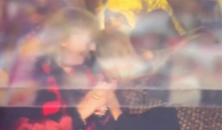 Taylor Swift embraces mom Andrea, Travis Kelce’s mom Donna in Chiefs ...